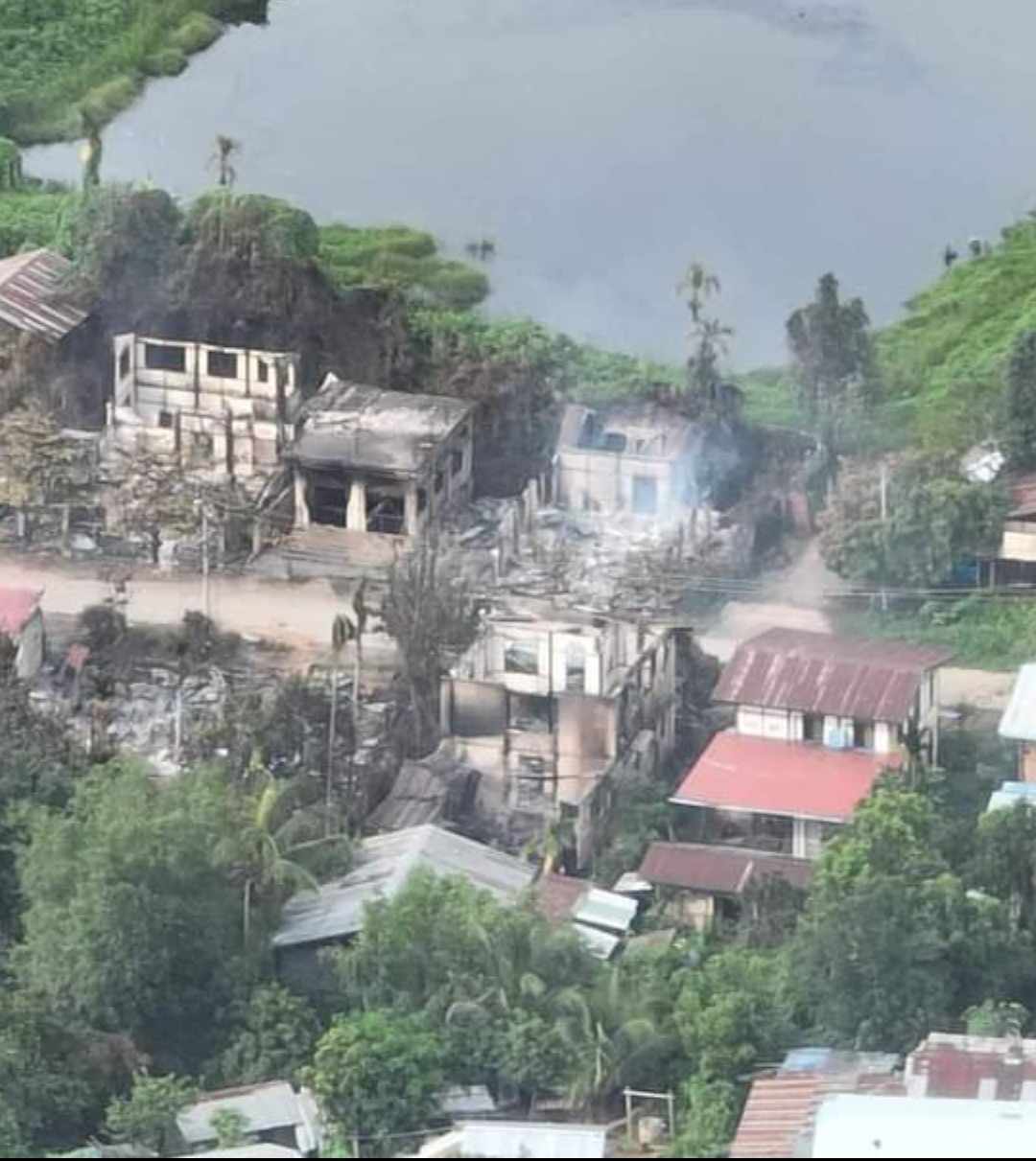 ပင်လည်ဘူးမြိုကို့ တော်လှန်ရေးအဖွဲ့တွေ တိုက်ခိုက်နေပြီး ရဲစခန်းတစ်ခုသာက ...